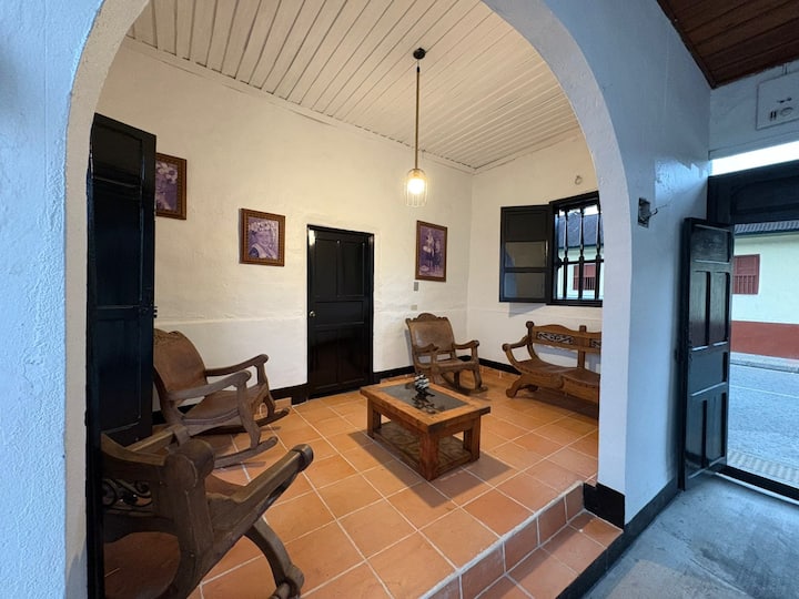 Casa Colonial Con Piscina En Centro - San Martín