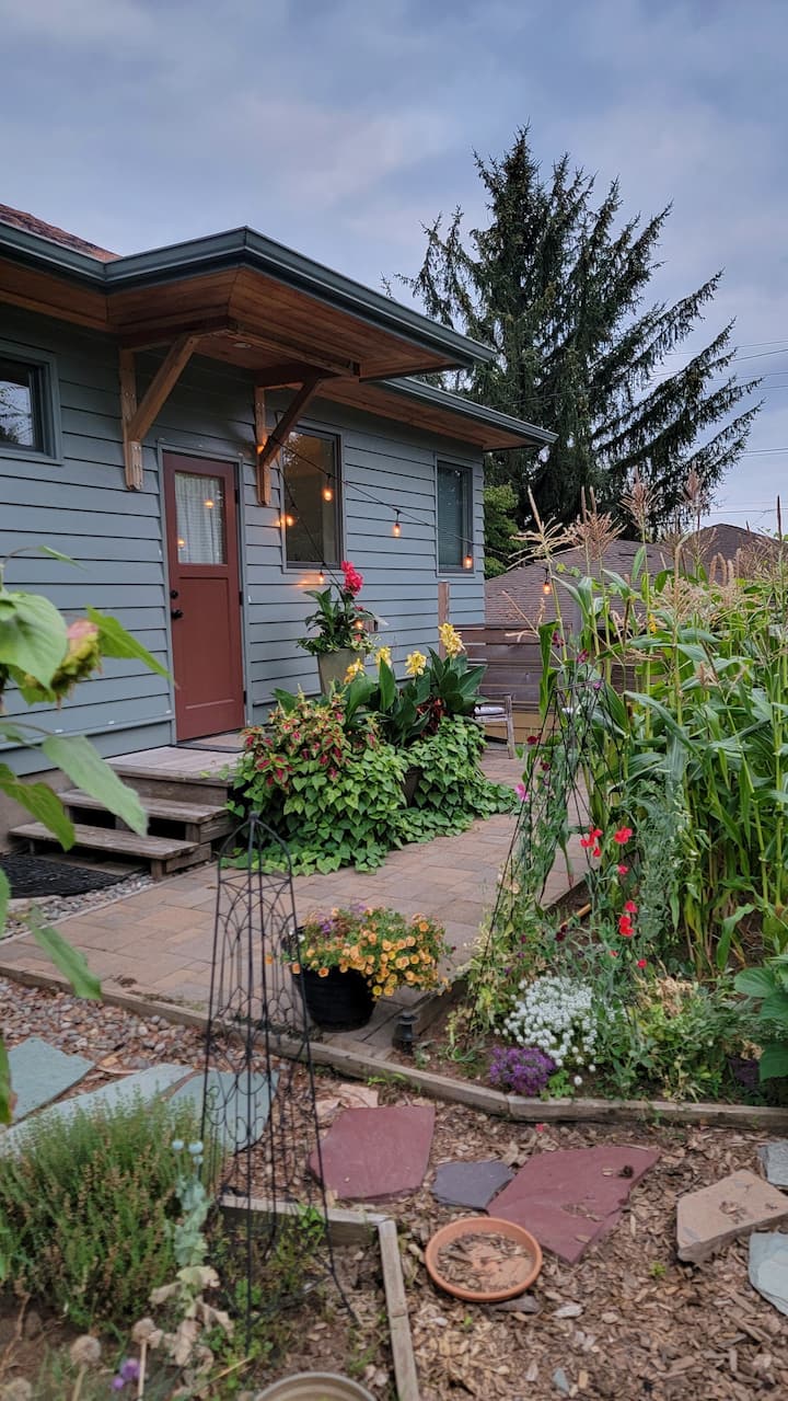 Stylish Laurelhurst Guesthouse - Portland, OR