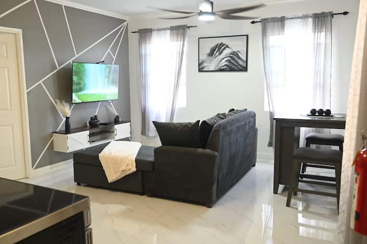 Comfort-zone, Centrally Located-wifi-aircondition - Kingston