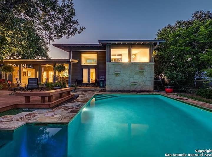 Private Pool Retreat Near Airport & Pearl - Texas
