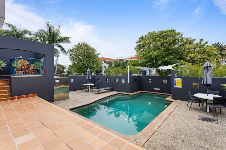 Deja Blue: Sunny Surfers Getaway On Chevron Island - Gold Coast