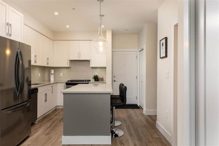 Fully Furnished Condo- One Bedroom And A Den. - Abbotsford