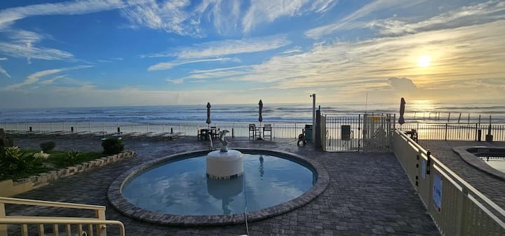 Sea Turtle Haven ~ Ocean Front Complex ~ Pool Open - Daytona Beach, FL