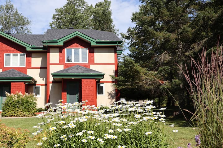 Sunny Escapades (Citq #307773) - Mont-Tremblant