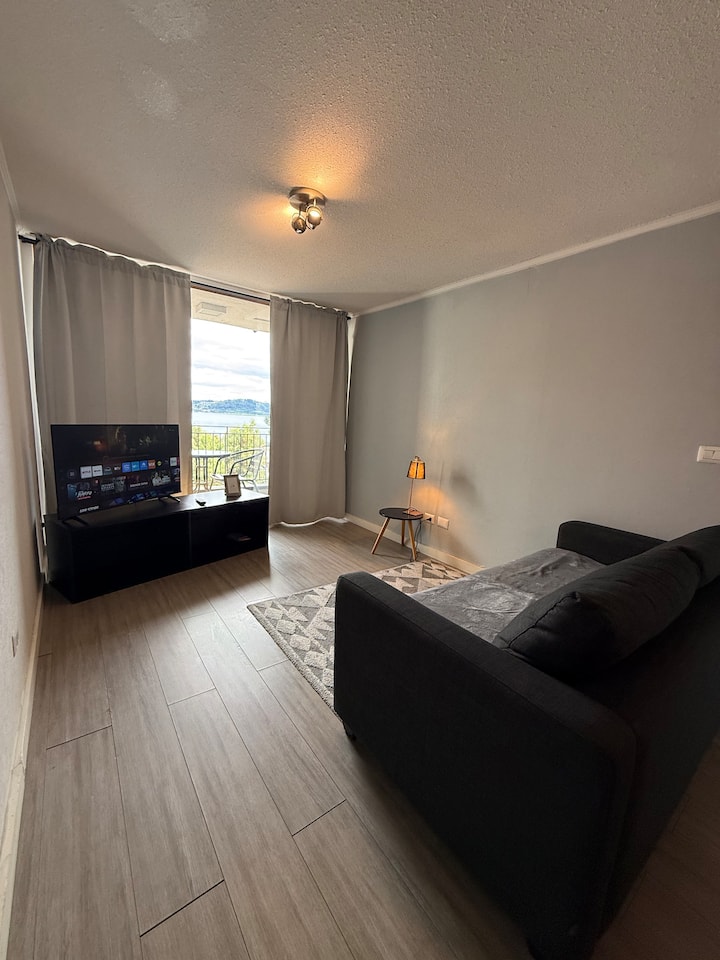 Hermoso Departamento Con Vista Y A 1 Cuadra Del Lago Llanquihue, A Pasos De Bares Y Restoranes, Muy Bien Equipado Y Cómodo. Con Estacionamiento Privado. - Puerto Varas