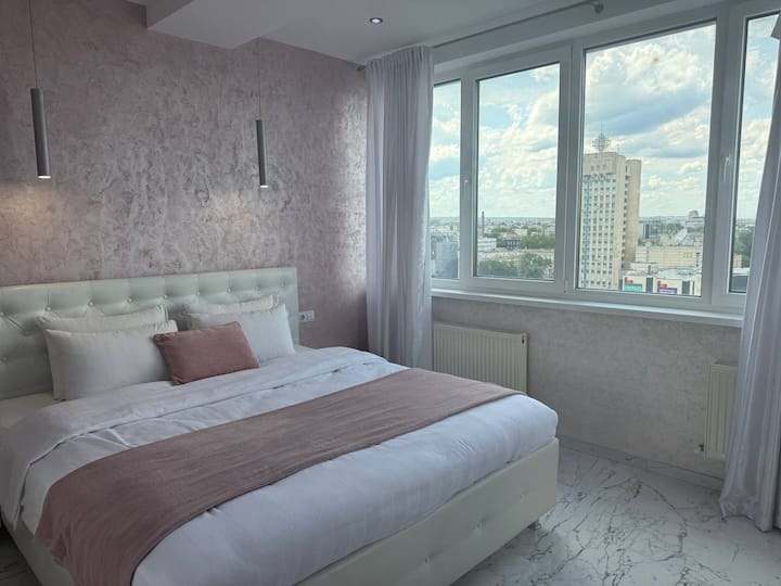 Sky High Living- Modern 1-bedroom Retreat - Kisjenő