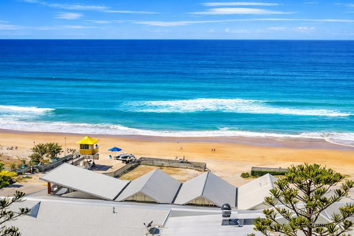Beachside Gem Sweep Sand, Ocean & Hinterland Views - Surfers Paradise