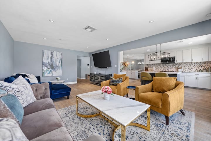 Spacious & Comfortable W/pool Table & Large Tv’s - Bakersfield, CA