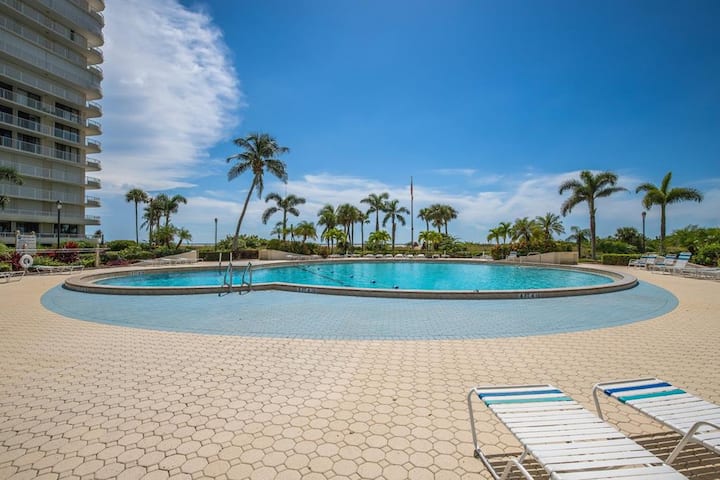 Beachfront 2br, Pool, Wi-fi - Marco Island, FL