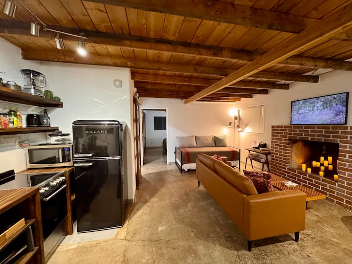 Tiny Mountain View Sauna Cabin - 10 Min To Airport - Tucson, AZ