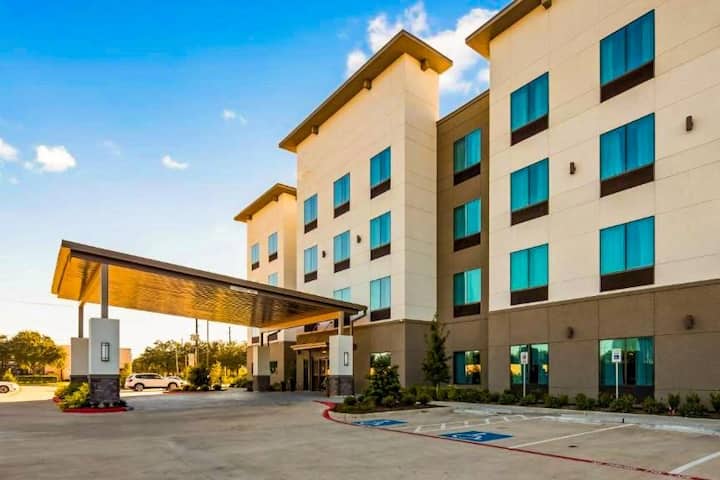 Houston Inn & Suites I-45 North - Iah In Houston - Houston, TX