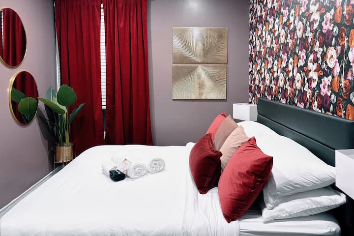 The Cozy Getaway King Bed, Private Backyard - Bala Cynwyd, PA