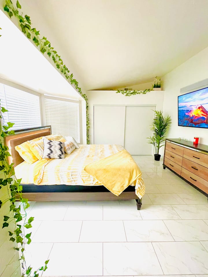 Private One-bedroom Unit W/3beds, No Cleaning Fee! - Las Vegas, NV