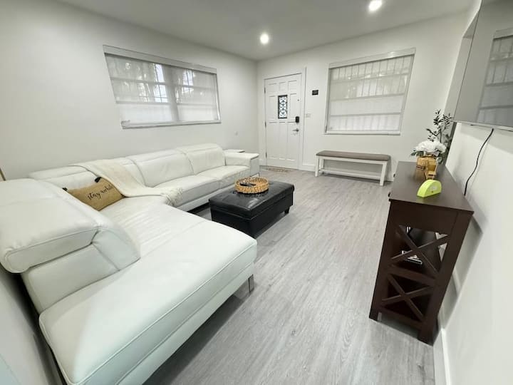 Spacious Modern 2/1 Home Miami, Private Parking - University of Miami, Coral Gables