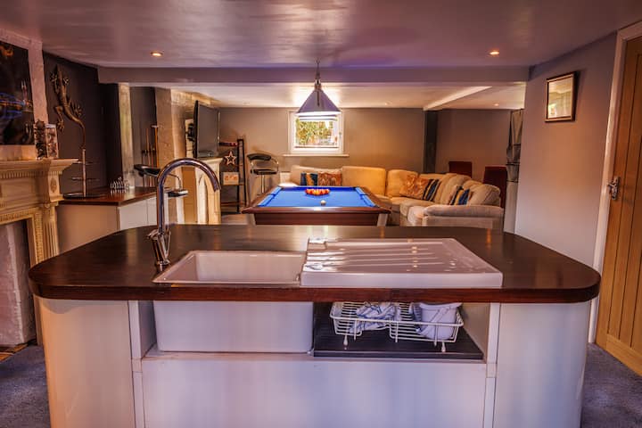 Stylish Open Plan Basement Apartment-free Parking - Altrincham