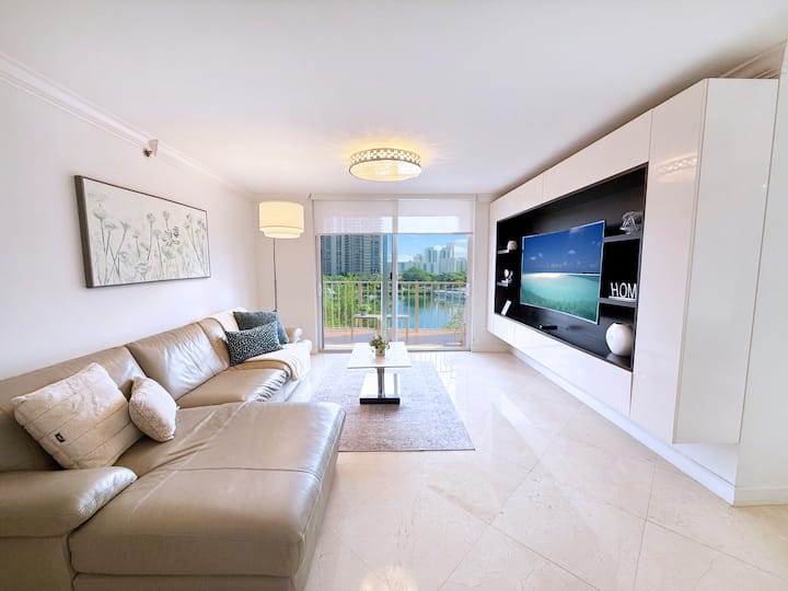 Bright & Airy. Unique Waterview. Free Parking/wifi - Aventura, FL