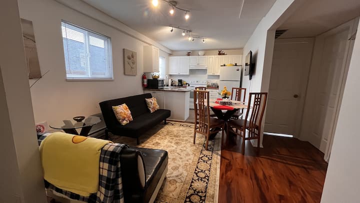 Entire 2-bedroom Guest Suite. North Vancouver - 6400