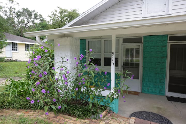 Bee Our Guest: Eph, Close To Downtown And Beach! - Pensacola, FL