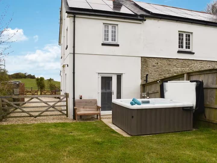 Stylish 2 Bed Annexe With Hot Tub Garden & Parking - Ilfracombe