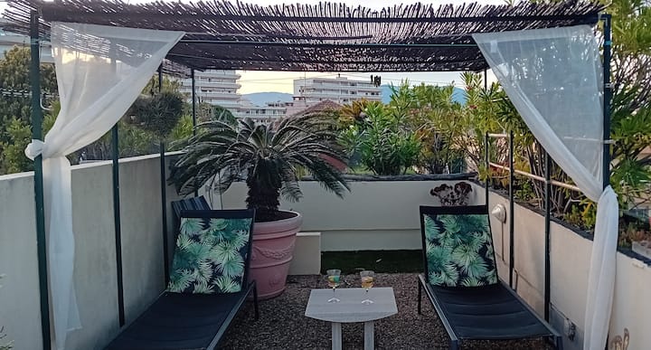 Private Rooftop Terrace, Sea Views, Top Floor - ジュアン・レ・パン