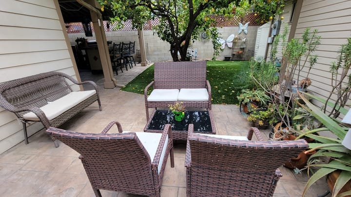 Prime Area W/ Yard  Close To Studios! - Los Angeles, CA
