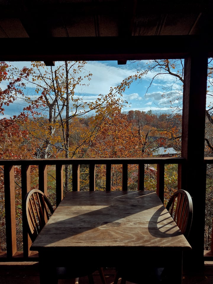 Sweethearts Saddle Honeymoon Cabin With Hot Tub - Sevierville, TN