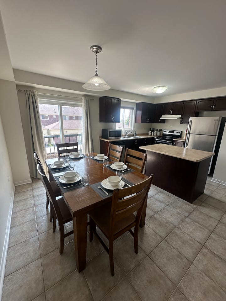 Professionally Mnged 3 Bed Home-nest Suite Living® - Oakville