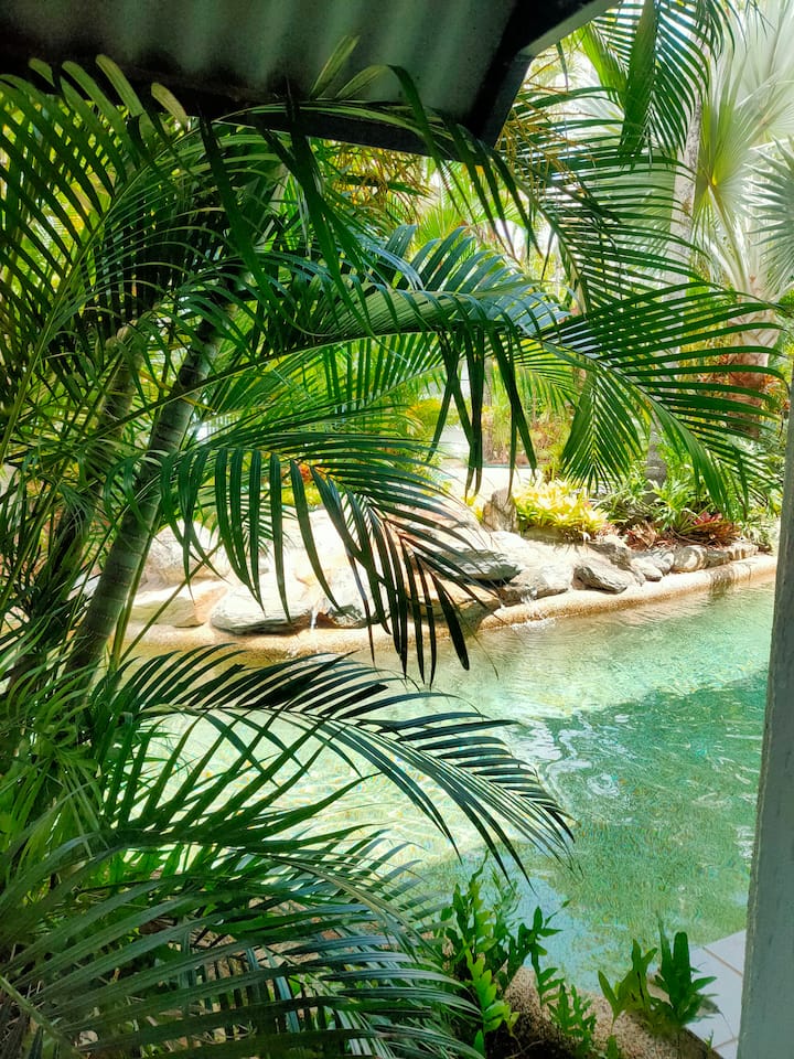 2 Bedroom Condo "W" Pool Entrance Off Your Balcony - Cairns