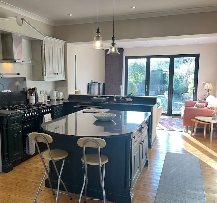 Luxury 2 Bed House - Wi-fi, Parking & Sunny Garden - Manchester