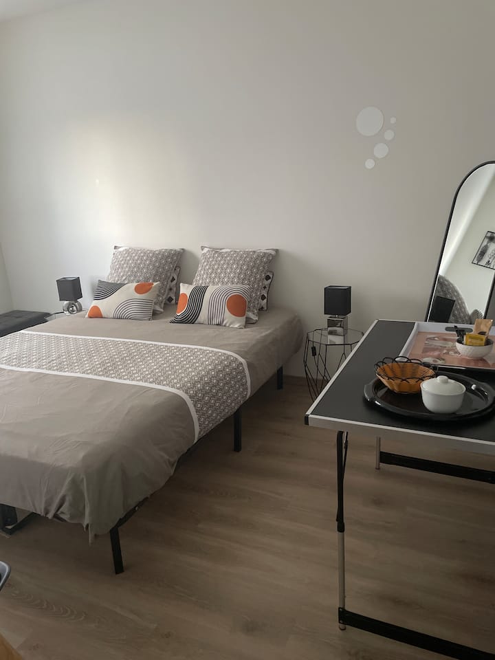 Lyon : Chambre Privée Dans Appartement Moderne - Vénissieux