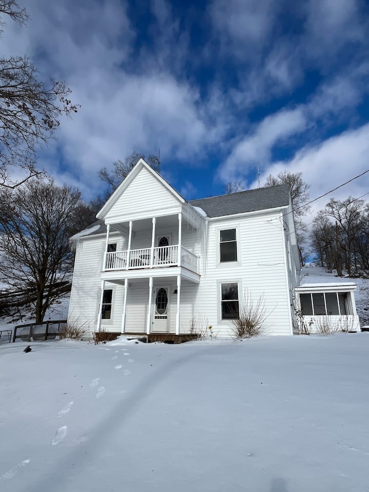 Cozy Farmhouse Perfect For Adventures & Relaxation - Beartown State Park, Renick
