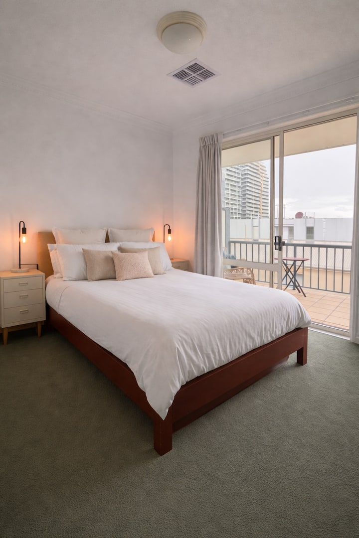 Modern Apartment With Balcony + On-street Parking - Melbourne