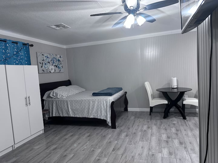 #4 Modern Guest Studio With Driveway Parking - Phoenix, AZ