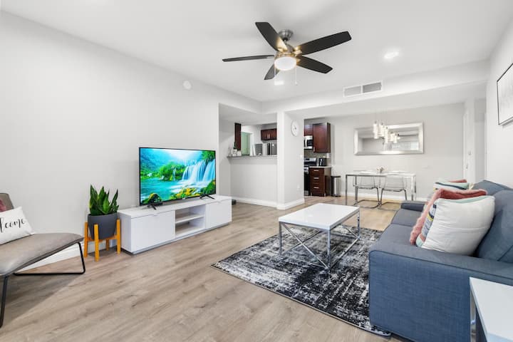 Modern 2 Br/2 Bath Condo Near Lv Strip - Las Vegas