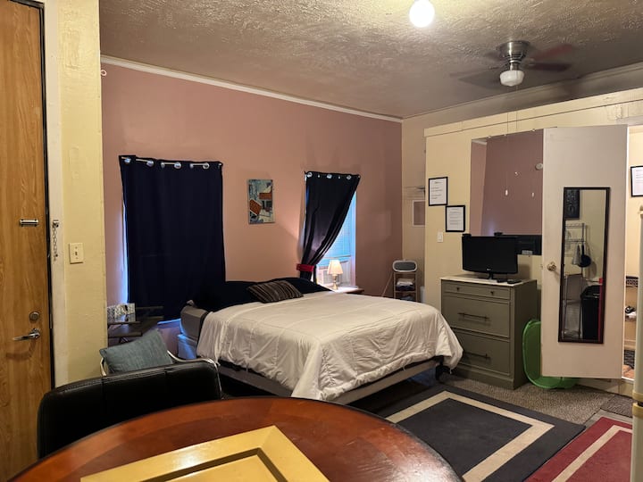 T-b Studio In Popular Midtown Houston - Houston, TX