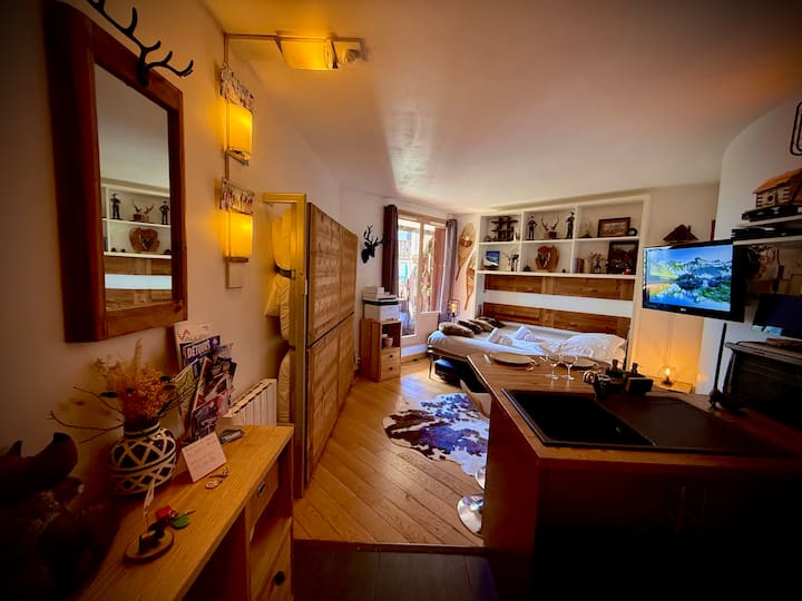 Chamonix Centre Studio Charme 4pers.
Parking - Chamonix-Mont-Blanc