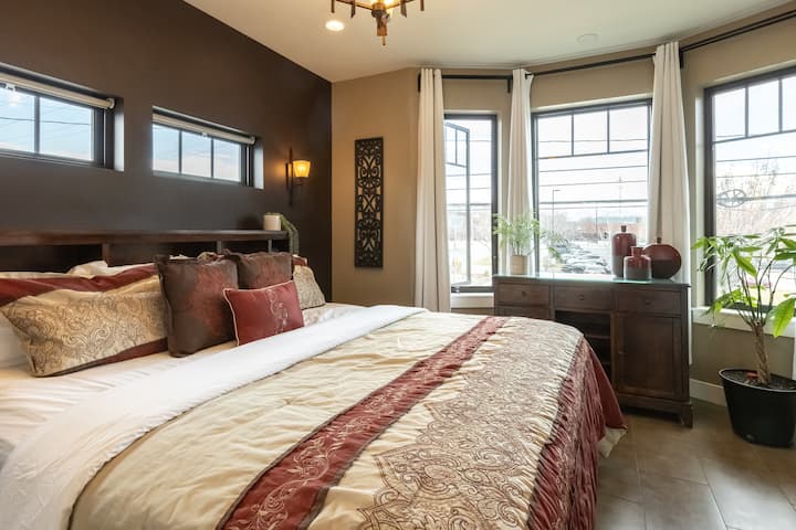 Luxury Thai-inspired 3bed/2ba Condo Downtown! - Provo, UT