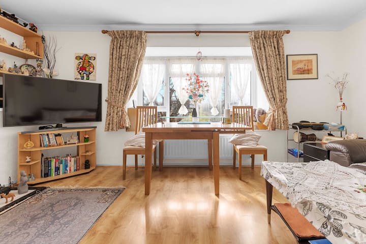 Cosy Petite Room In Beautiful Ealing - London