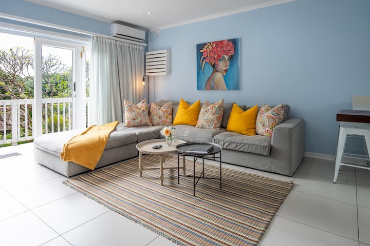 Sea, Surf And Lovely Pool Stylish Setting Inverter - Umhlanga