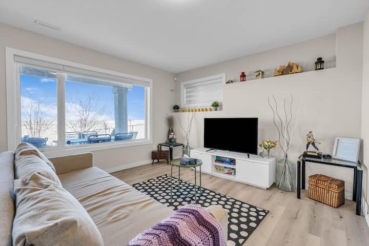 Aurora View With Spacious 2br Sweet Home Near Uc - Calgary