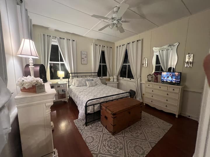 Holiday Getaway Cottage Dwntn *Tree Certificate* - Summerville, SC