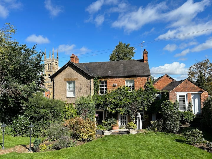 Stunning 5-bed Town House - Banbury