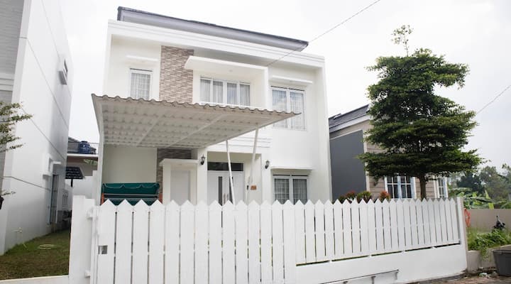 Villa Putih Lembang - Ciater