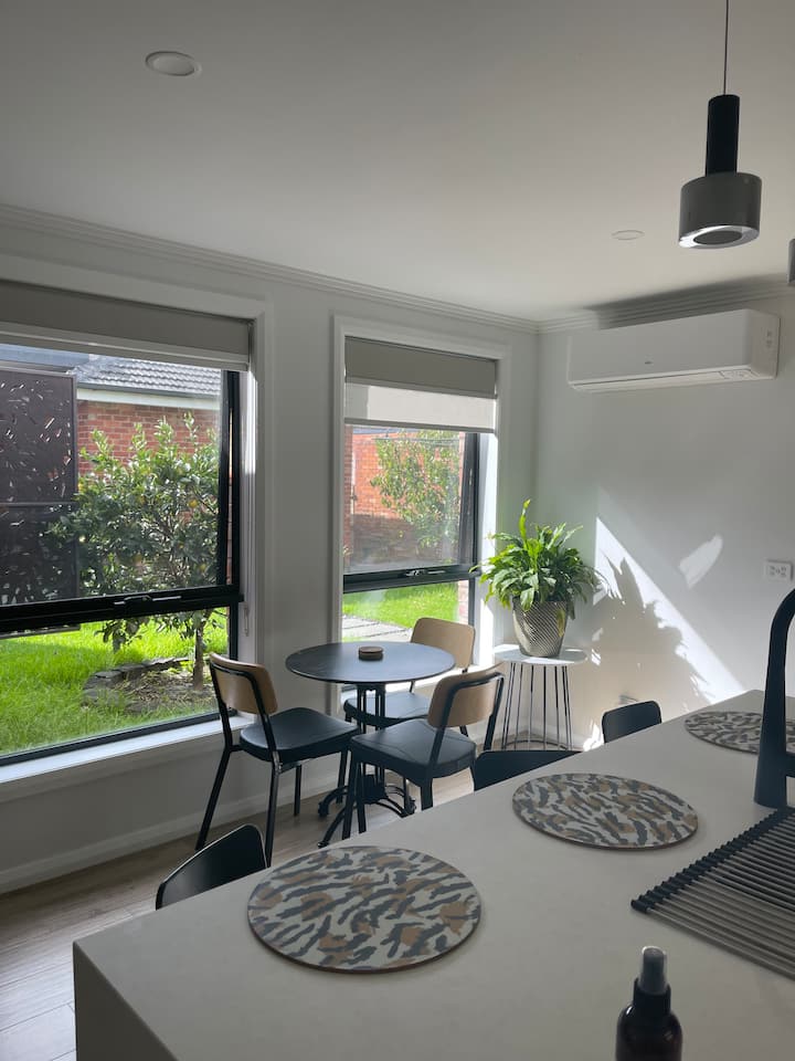 Universities, Major Shopping And Cafe/restaurants - Melbourne