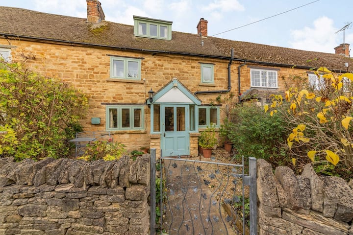 Two Bedroom Cotwold Holiday Cottage - Cosy Corner - Stow-on-the-Wold