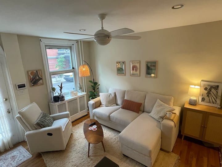 Cozy, Walkable Townhome Close To Center City - Philadelphia, PA