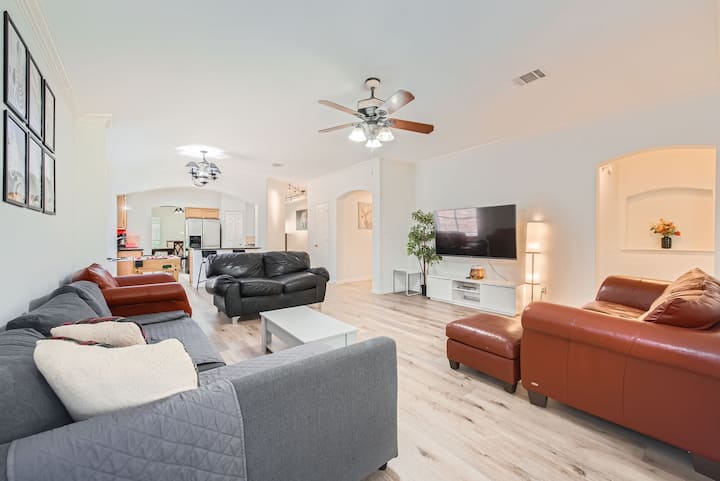 2k Sqft Modern Coziness In Downtown Cedar Park - Cedar Park, TX
