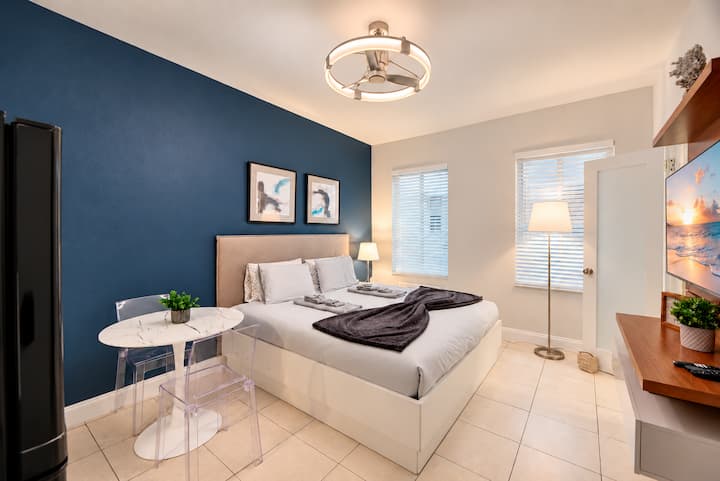 Boutique Studio Across From The Beach - Miami Beach