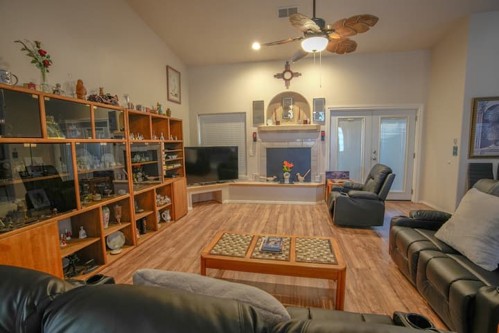 Cheerful 3 Bedroom Home W/ Views - Los Lunas, NM