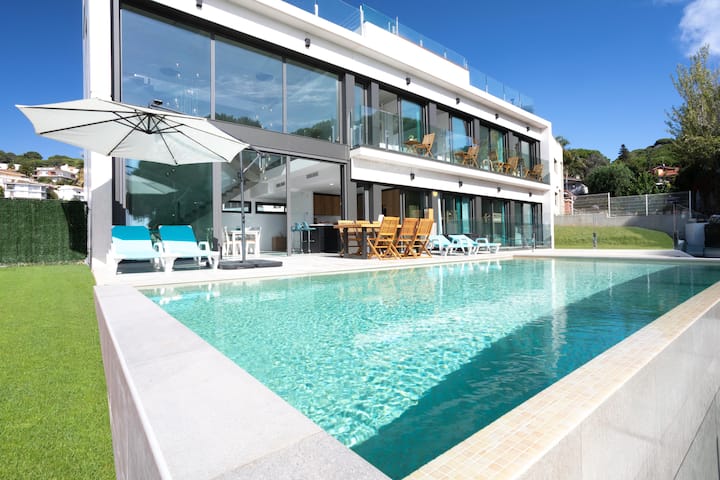 New: Villa Costa Barcelona Beach 2 Infinity Pools! - Calella